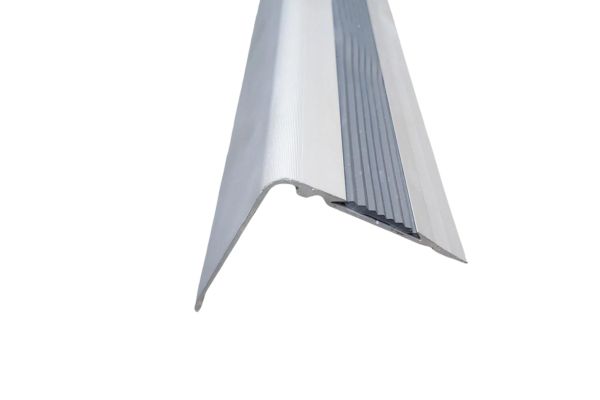 NẸP NHÔM CHỐNG TRƠN ,NẸP MŨI BẬC 65X65MM- THANH 2,7M CHO BẬC SẢNH LỚN – CTPro